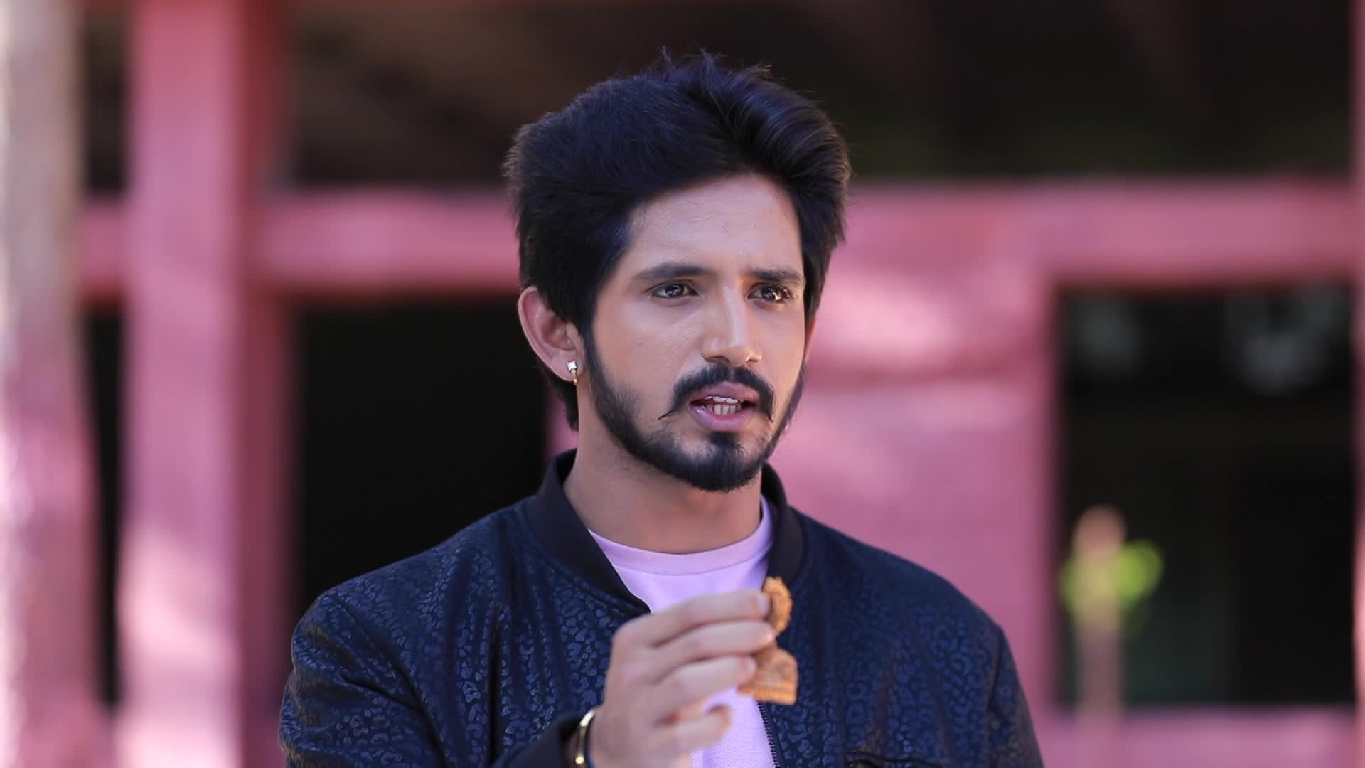 Watch Geetha Season 1 Episode 793 : Vijay Finds A Bloodstained Earring ...